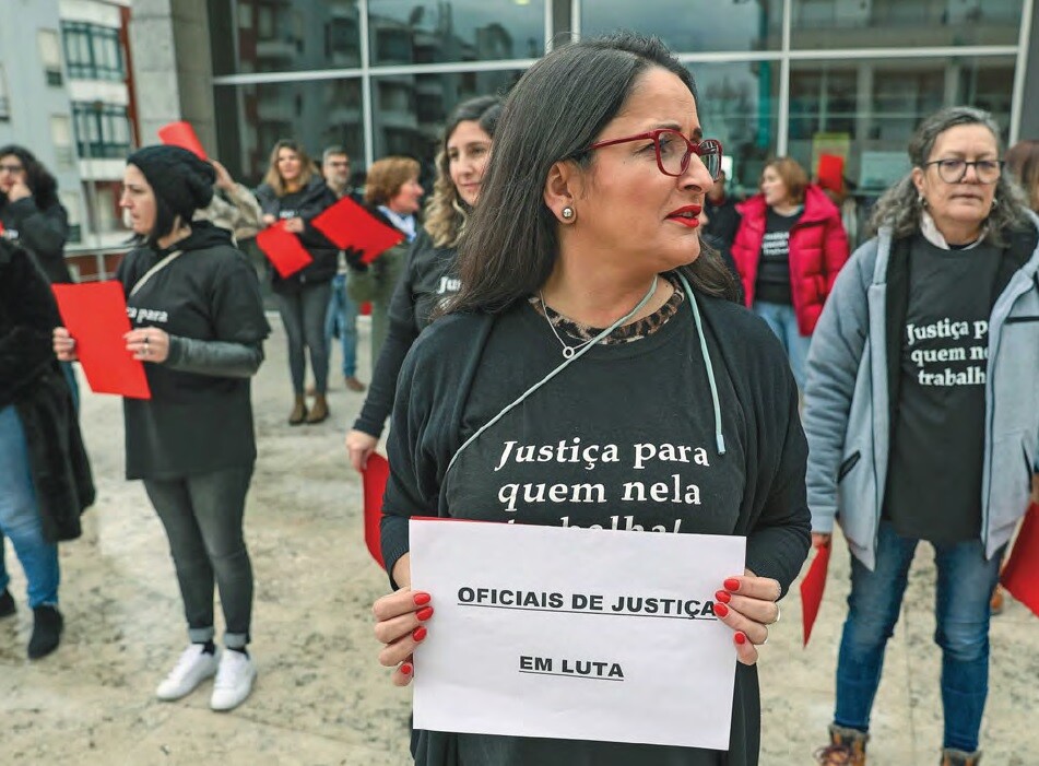 Milhares de adiamentos e a nova reação da DGAJ - Oficial de Justiça